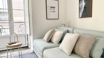 Apartamento standard, 1 quarto | Sala de estar | TV de tela plana 32 polegadas com canais a cabo, TV LED