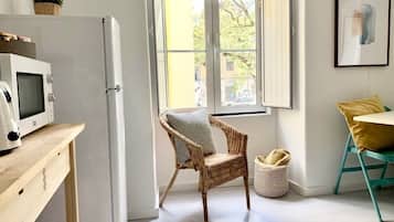 Apartamento standard, 1 quarto | Área de estar | TV de tela plana 32 polegadas com canais a cabo, TV LED