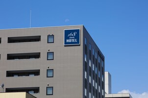 Um hotel moderno com um letreiro indicando "168 Grand Hotel" e várias sacadas.