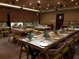 Pequeno-almoço tipo buffet diário (250 INR por pessoa) 