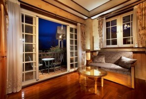 Quarto casal lua de mel, vista para a montanha | Banheiro | Chuveiro, produtos de toalete grátis, secador de cabelo, chinelos