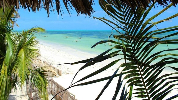 Uma praia privada, praia de areia branca, espreguiçadeiras 