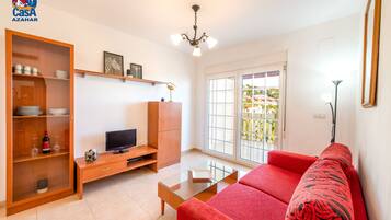 Apartamento, 2 quartos, vista parcial para o mar | Sala de estar | TV de ecrã plano