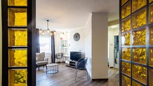 Apartamento Deluxe | Sala de estar | TV de ecrã plano 
