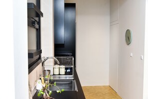 Apartamento, 2 quartos | Cozinha privada | Um frigorífico/congelador grande, um micro-ondas, um forno 