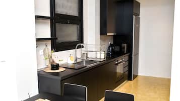 Apartamento, 2 quartos | Cozinha privada | Um frigorífico/congelador grande, um micro-ondas, um forno