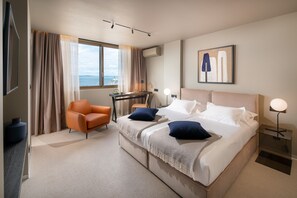 Quarto, 1 cama de casal ou 2 camas individuais, vista para o mar | Minibar, secretária, secretária adequada para computadores portáteis 
