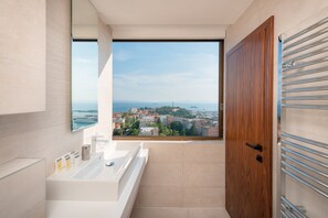 Suite-Estúdio, vista para o mar | Casa de banho | Um polibã, artigos de higiene pessoal grátis, toalhas fornecidas 