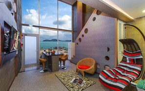 Duplex (Mason (205) or Avalon (305)) | Sala de estar | TV de tela plana