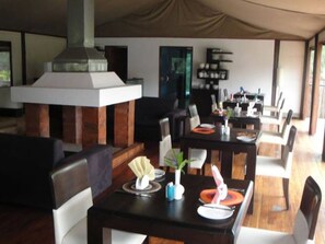 Café da manhã, almoço e jantar; local e internacional 