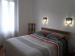 1 quarto, secretária, secretária adequada para computadores portáteis