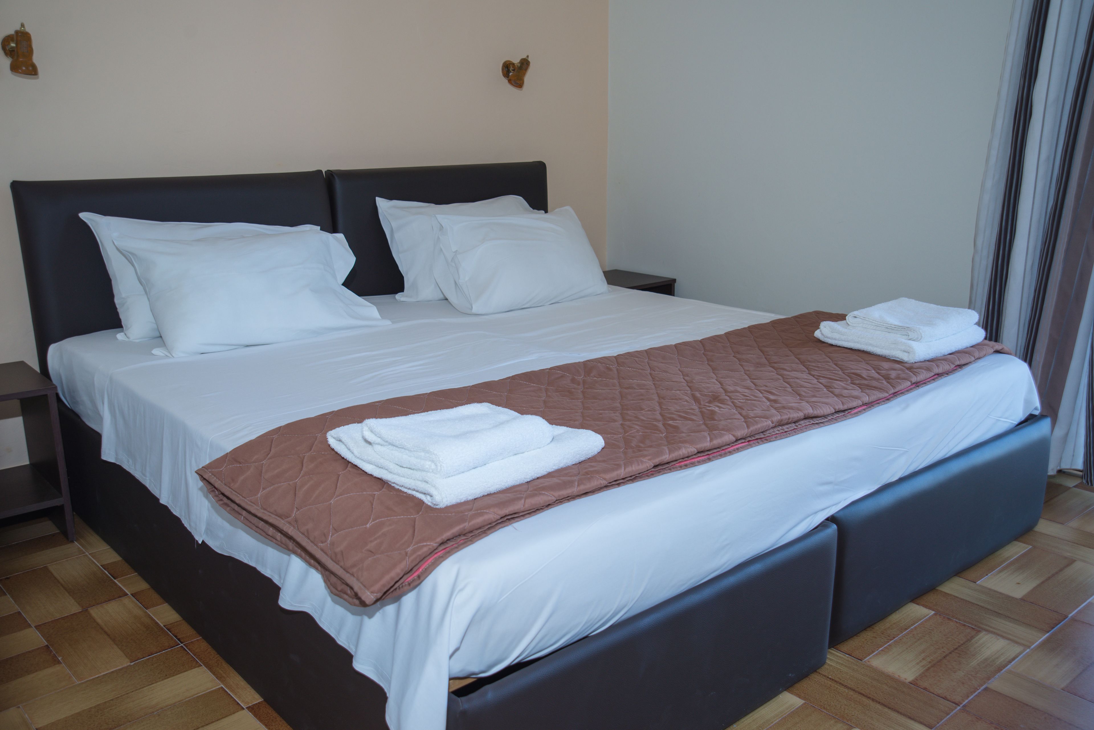 Quarto casal ou duplo | Escrivaninha, Wi-Fi de cortesia, roupa de cama