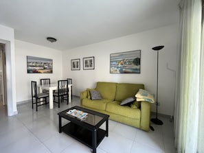 Apartamento Básico, 2 quartos | Sala de estar | TV de ecrã plano
