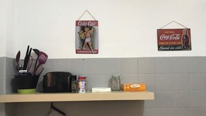 Uma bancada de cozinha com diversos objetos, incluindo uma panela, um pote e uma caixa de cereal.