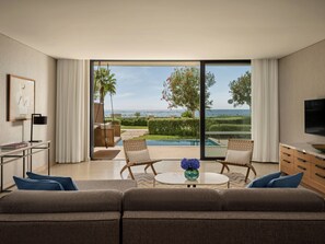 Seafront Cabana with Two Bedrooms, Living room and Private Pool | Frigobar, cofres nos quartos, cortinas blackout, quartos à prova de som