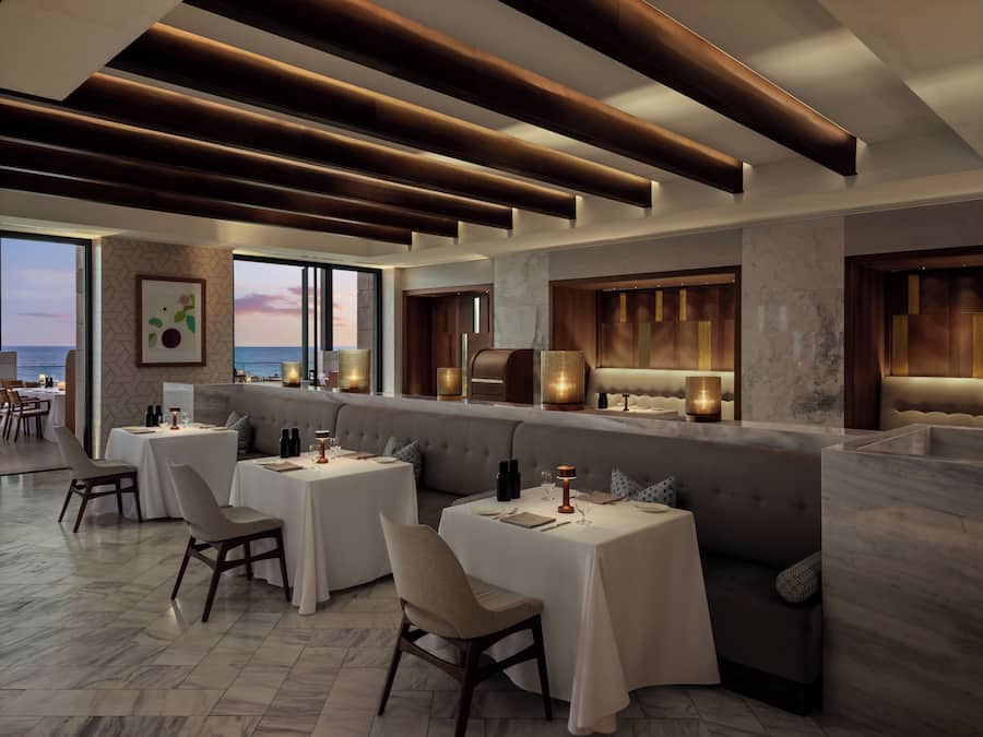 6 restaurantes, que servem almoços, jantares, também cozinha de sushi