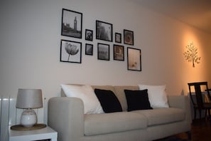 Apartamento, 3 quartos, sacada, vista para o parque | Sala de estar | TV de tela plana 32 polegadas com canais digitais, TV de plasma, Netflix