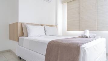 Quarto Duplo Básico, 1 cama de casal, não fumadores | Roupa de alta qualidade, minibar, secretária