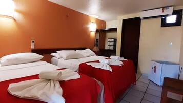 Minibar, cofre no quarto, cortinas/cortinados opacos