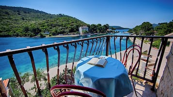 Apartamento (Apartments Malo Lago - One-Bedroom Ap) | Varanda