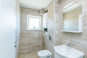 Quarto Duplo, varanda, vista para o mar (1) | Casa de banho | Um polibã, artigos de higiene pessoal grátis, toalhas fornecidas 