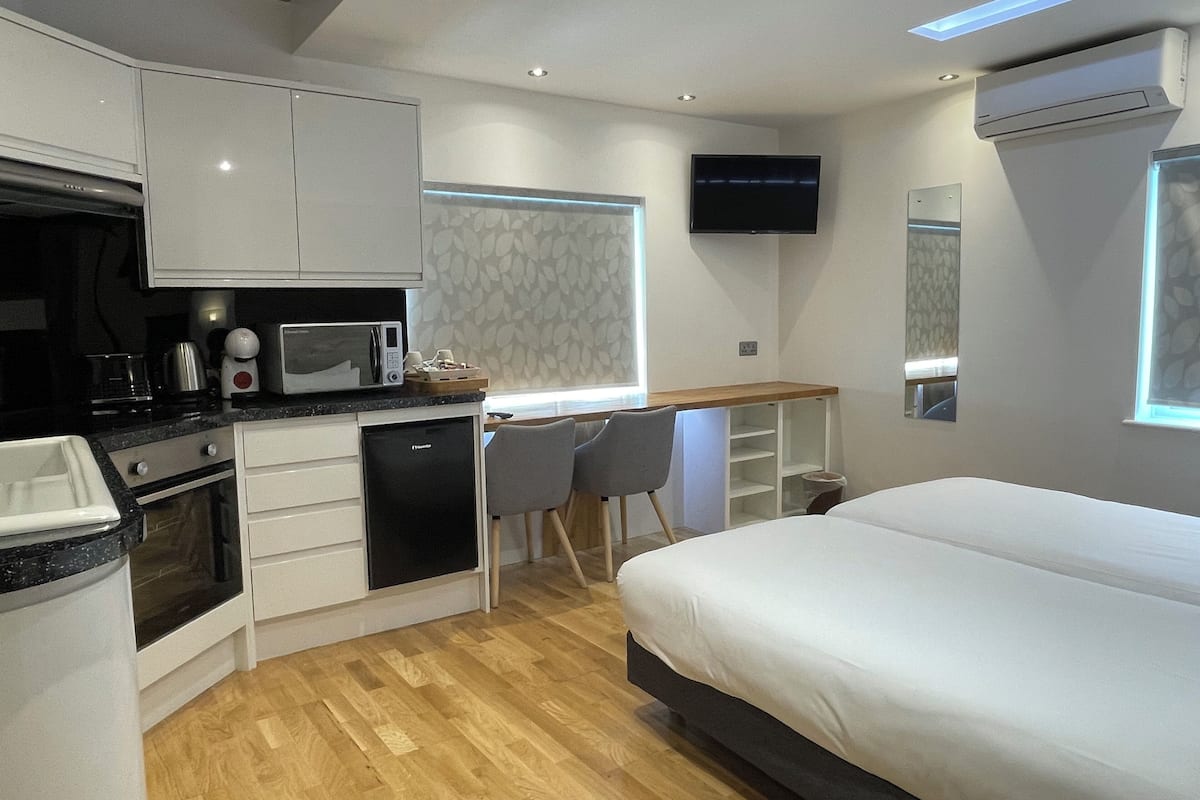 Estúdio conforto, 2 camas de solteiro | Frigobar, ferros/tábuas de passar roupa, Wi-Fi de cortesia