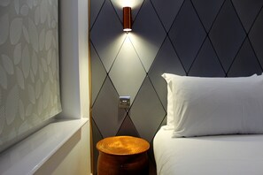 Quarto casal básico, 1 cama de casal | Frigobar, ferros/tábuas de passar roupa, Wi-Fi de cortesia