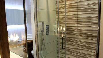 Quarto duplo standard | Banheiro | Chuveiro, produtos de toalete grátis, secador de cabelo