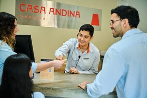 Uma mesa de recepção com uma placa que diz 'CASA ANDINA STANDARD'.