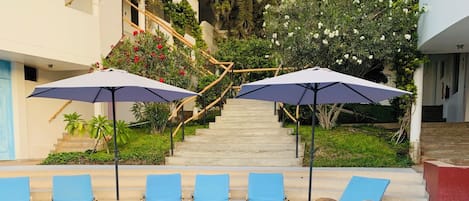 2 piscinas externas, funciona das 7h às 22h, guarda-sóis