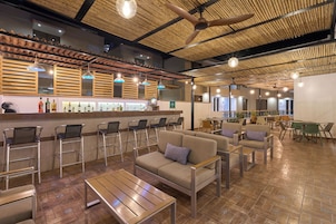 Uma área de bar com assentos e balcão.