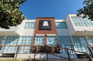 Um edifício com uma placa indicando 'CASA ANDINA HOTELS' e várias janelas com molduras azuis.