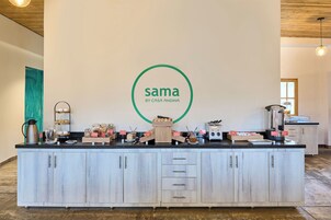 Uma bancada de cozinha com potes, uma cafeteira e um liquidificador.