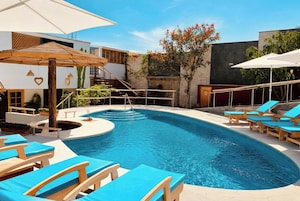 2 piscinas externas, funciona das 7h às 22h, guarda-sóis