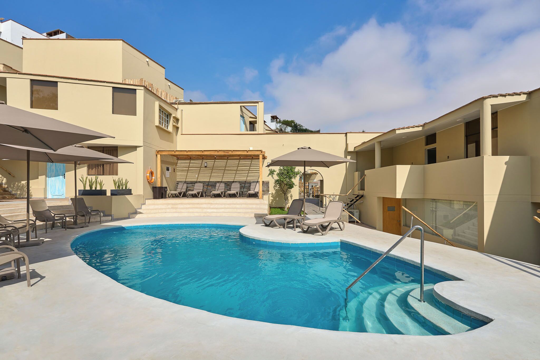2 piscinas externas, funciona das 7h às 22h, guarda-sóis