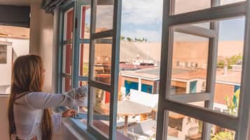 Quarto casal real, 1 cama King, para não fumantes | 2 quartos, roupas de cama premium, edredons de pluma, frigobar
