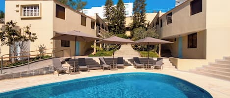 2 piscinas externas, funciona das 7h às 22h, guarda-sóis