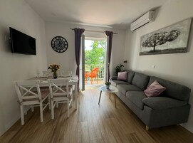 Apartamento (Apartment & Rooms Papa - Two Bedroom ) | Sala | TV de ecrã plano 