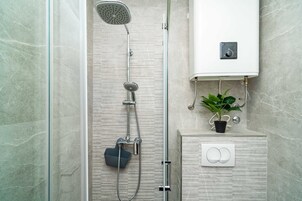 Estúdio (Apartment & Rooms Papa - Studio Apart) | Casa de banho | Um polibã, toalhas fornecidas 