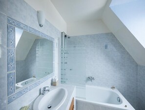 Quarto casal, 1 cama de casal, para não fumantes | Banheiro | Produtos de toalete grátis, secador de cabelo, toalhas de banho 