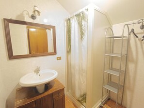 Loft, 1 quarto, vista para o lago | Casa de banho | Um polibã, um bidé, toalhas fornecidas 