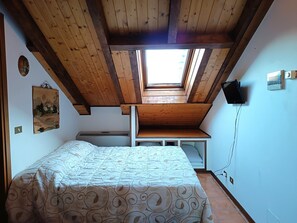 Loft, 1 quarto, vista para o lago | 1 quarto, secretária, secretária adequada para computadores portáteis 