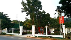 Uma entrada gradeada com uma placa para o Hotel Kingland.