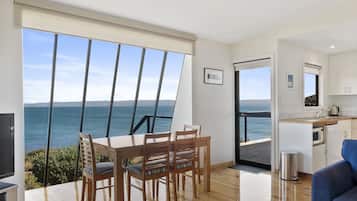 Casa panorâmica, 2 quartos, vista para o oceano | Opções para refeição no quarto