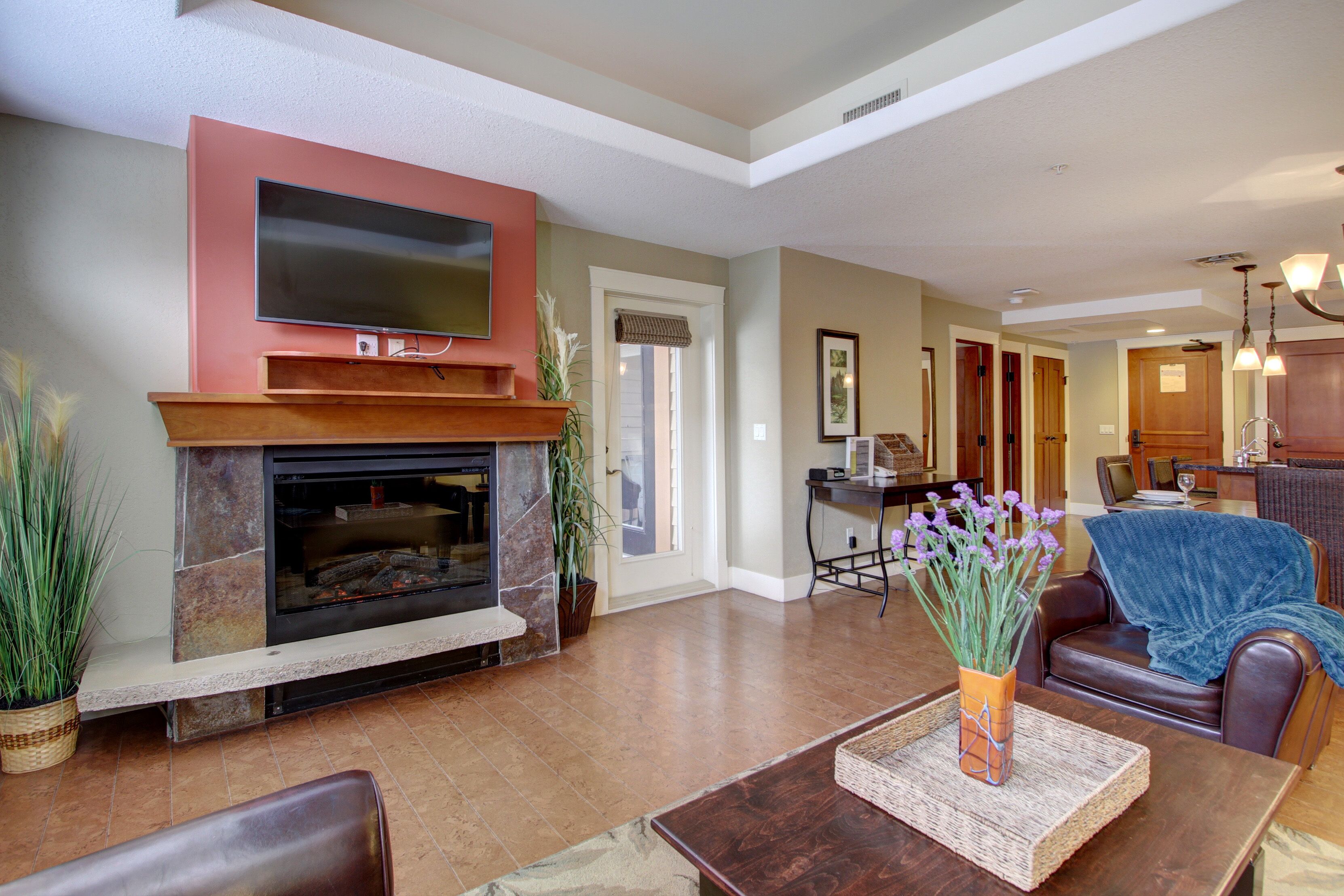 Aurora 225 | Resort Suite With Pool & Hot Tub - Alberta