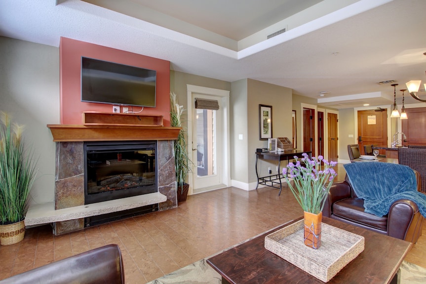 Aurora 225 | Resort Suite With Pool & Hot Tub - Alberta