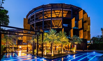 Fachada da propriedade à noite