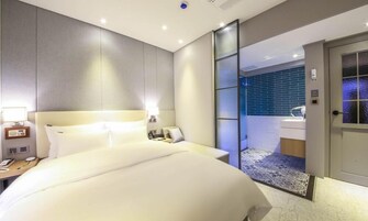 Quarto casal standard | Roupas de cama premium, edredons de pluma, escrivaninha
