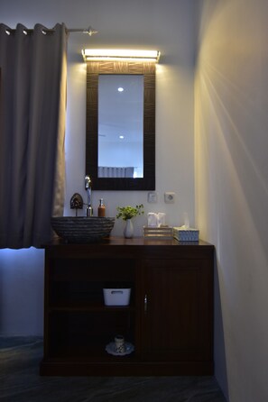 Chuveiro, produtos de toalete grátis, secador de cabelo, chinelos