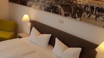 Secretária, cortinas/cortinados opacos, roupa de cama fornecida